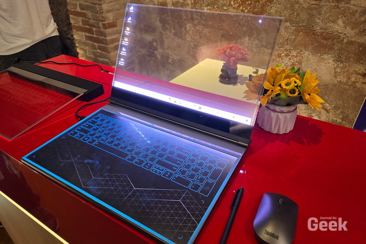 Lenovo dévoile Project Crystal, un concept de laptop avec écran ...
