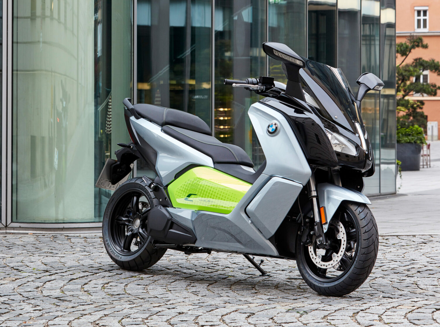 Nous avons pris en main le scooter électrique BMW CE02, un équivalent ...