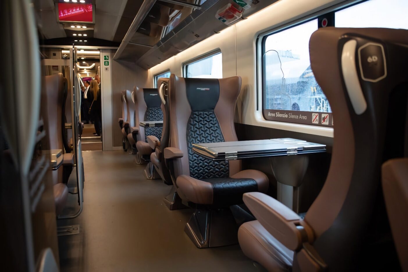 Le train à grande vitesse ETR1000 se pose comme un sérieux concurrent ...