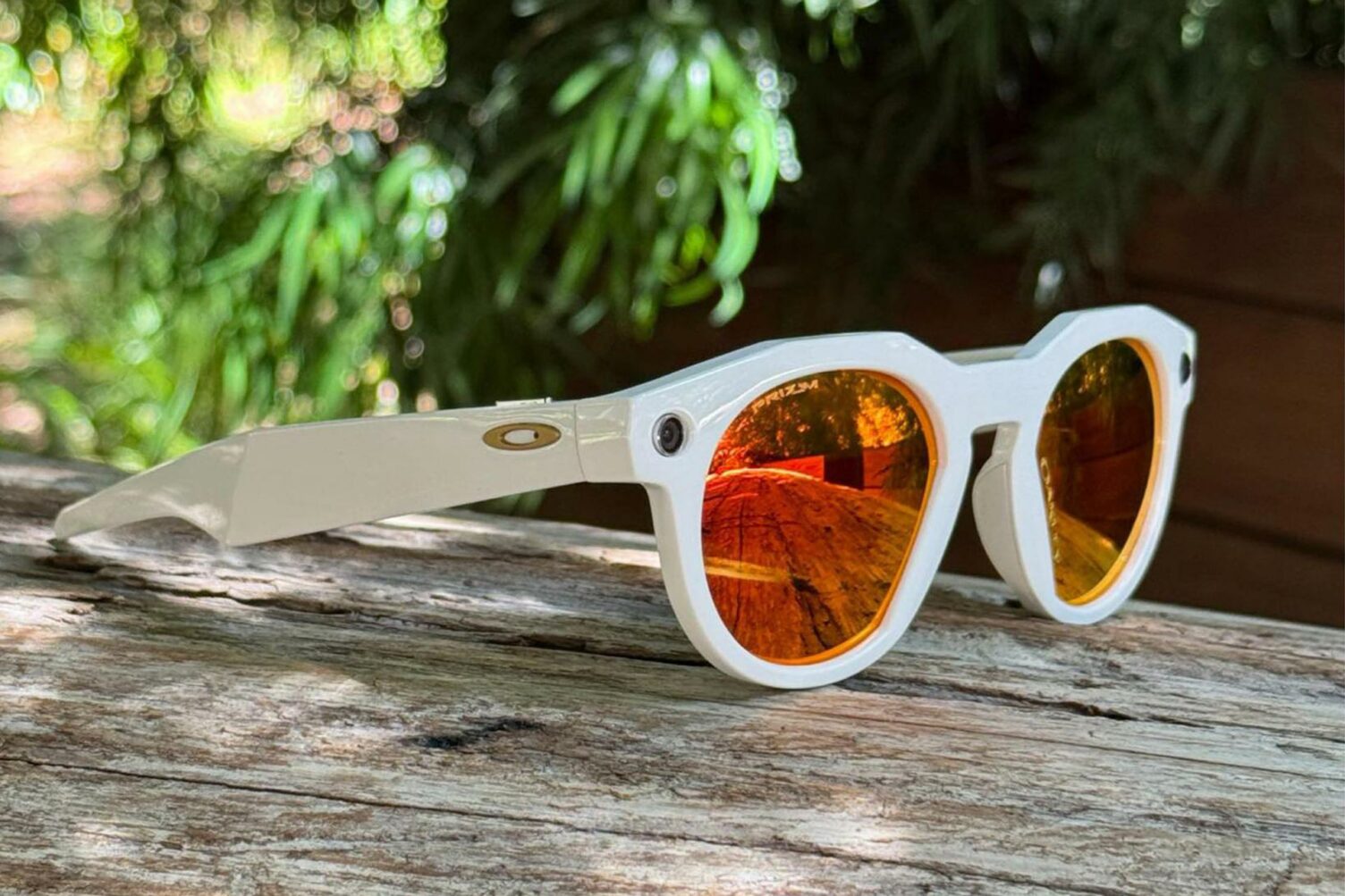 Meta et Oakley lancent des lunettes connectées pour les sportifs ...
