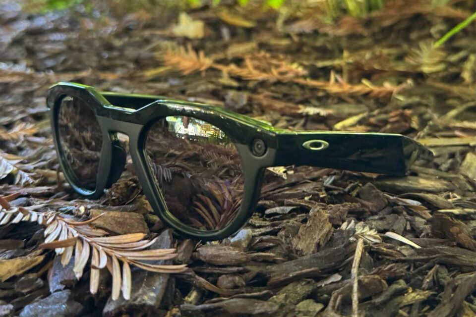 Meta et Oakley lancent des lunettes connectées pour les sportifs ...