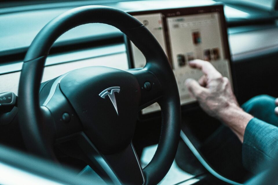 Au delà des voitures électriques, Tesla arrive en Écosse avec un tout ...