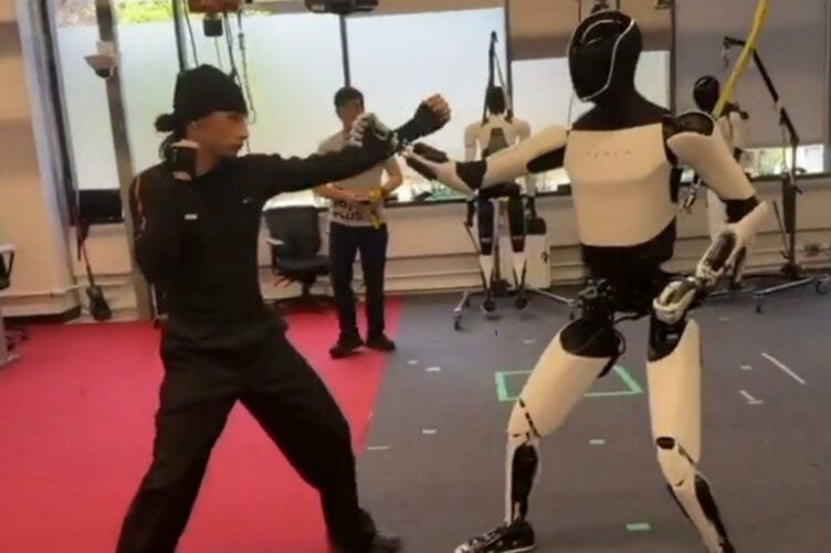 Optimus : le robot de Tesla impressionne avec sa démonstration de kung-fu