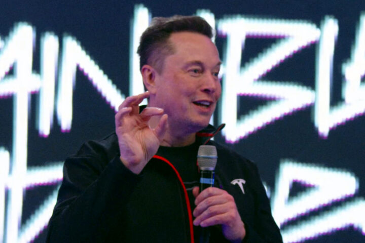 Elon Musk promet une Tesla "consciente" d'ici la fin de semaine, mais ...