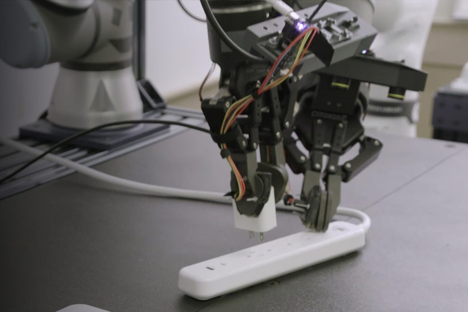 Microsoft apprend à ses robots à « sentir » le monde réel