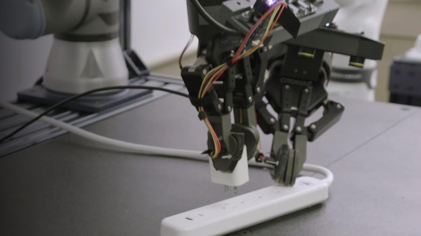 Microsoft apprend à ses robots à « sentir » le monde réel