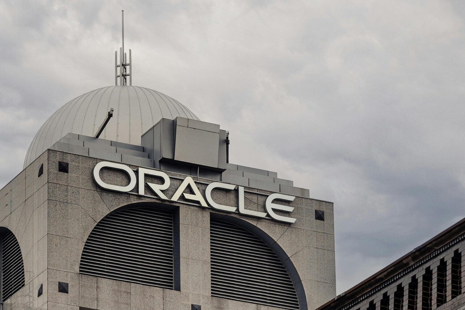Oracle coupe dans ses effectifs, mais dépense sans compter pour l’IA