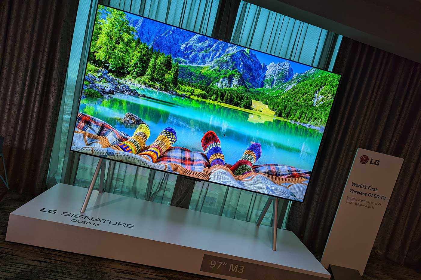 Signature OLED M3 LG L ve Le Voile Sur Un T l viseur Sans Fil
