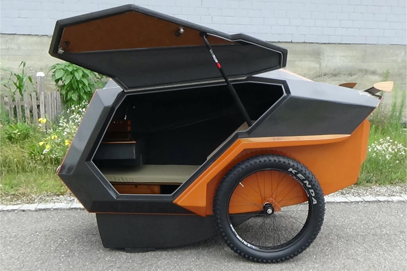 Une remorque à vivre, très haut de gamme, pour vélo électrique